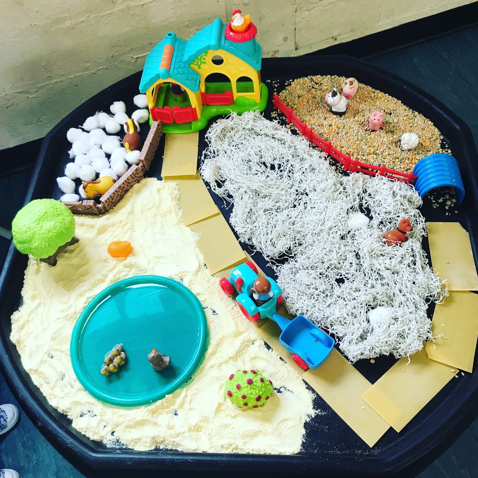 Farm Tuff Tray - Learning and Development - Mummies Waiting