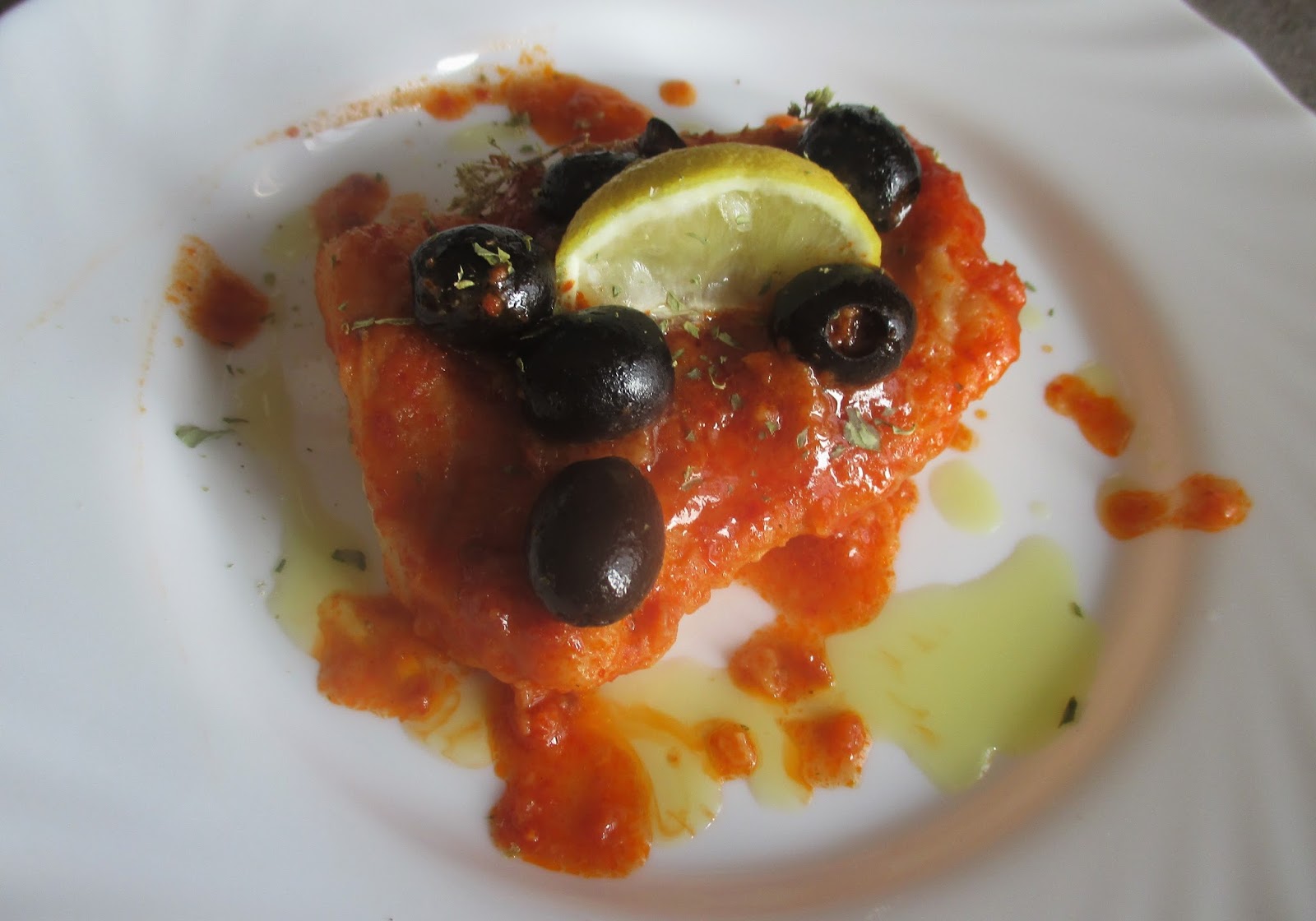 SLICE OF COD WITH HARISSA AND TOMATO SAUCE AND BLACK OLIVES . Filetto ...