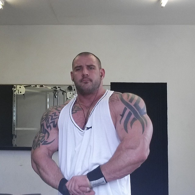 Muscle Lover: British muscle hunk Charlie Barrett