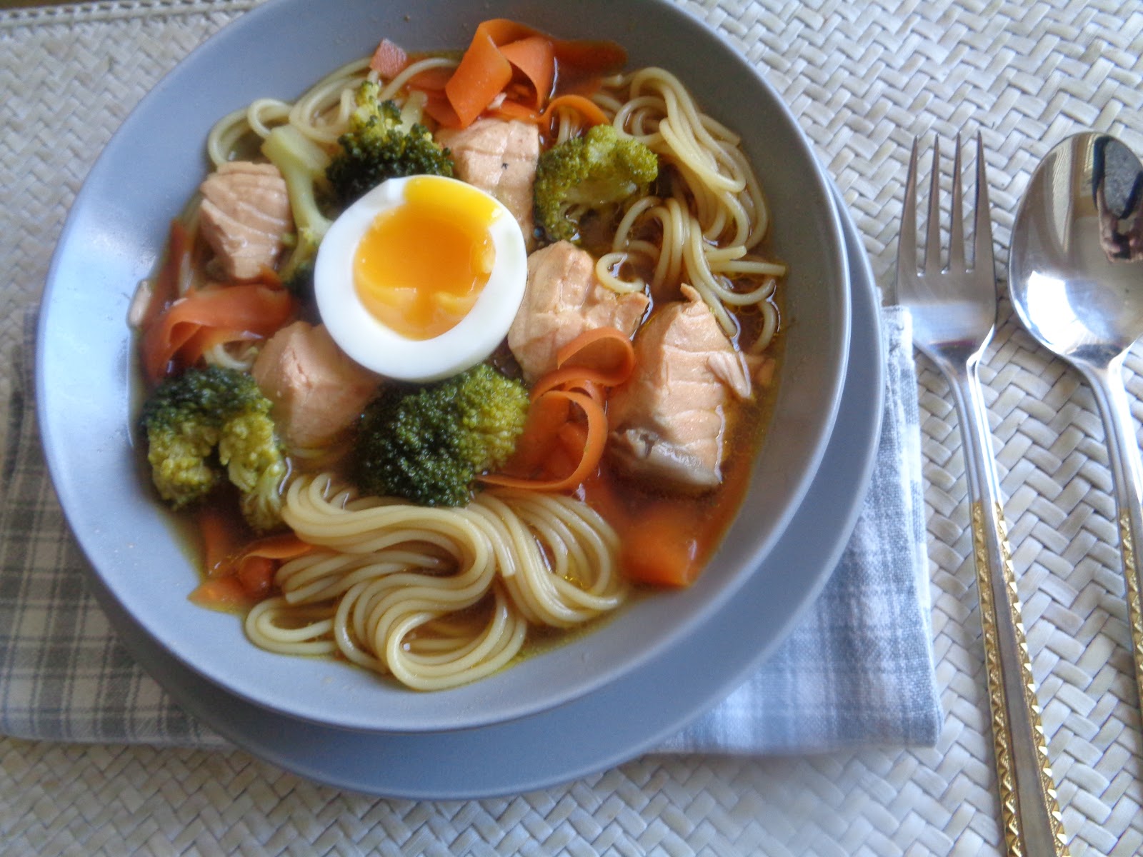 Ramen con salmón y verduritas (sopa japonesa)