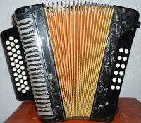 EL ACORDEON VALLENATO: Partes principales del acordeón diatonico.