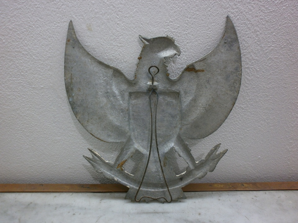 Antikpisan: Burung Garuda Berbahan Besi Cor
