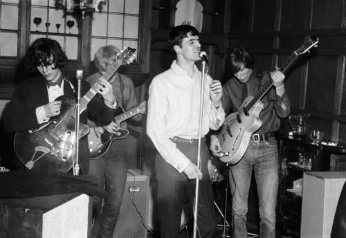 Syd Barrett en español: Solo En Las Nubes: Curiosidades - La Furgoneta ...