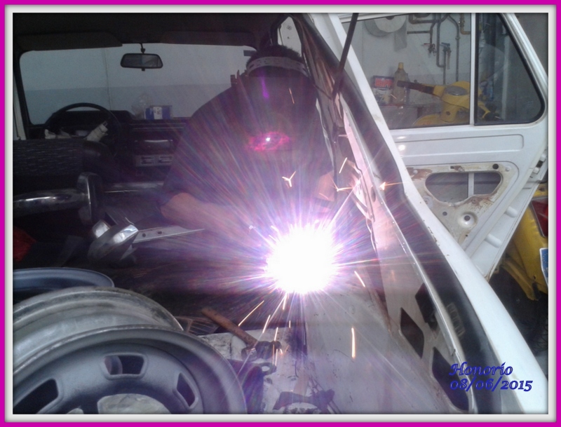 Autos clásicos populares: SEGUIMOS SOLDANDO LA CARROCERÍA.