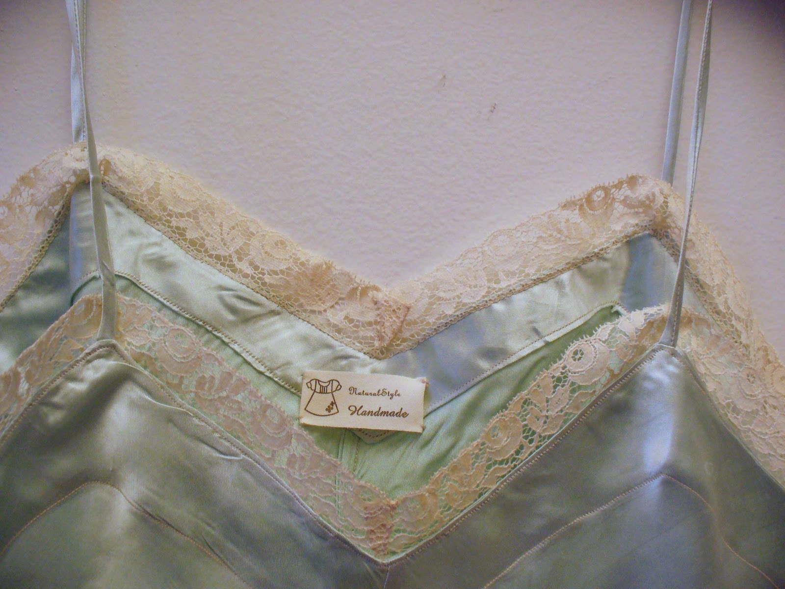 THE SEW THERAPY: TUTORIAL SPALLINE SOTTILI PER SOTTOVESTE E TOP