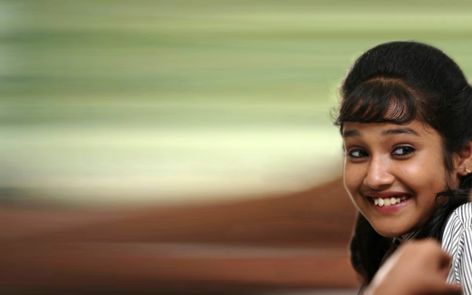 Cinema kuruvi: Anikha Surendran Cute Wallpaper