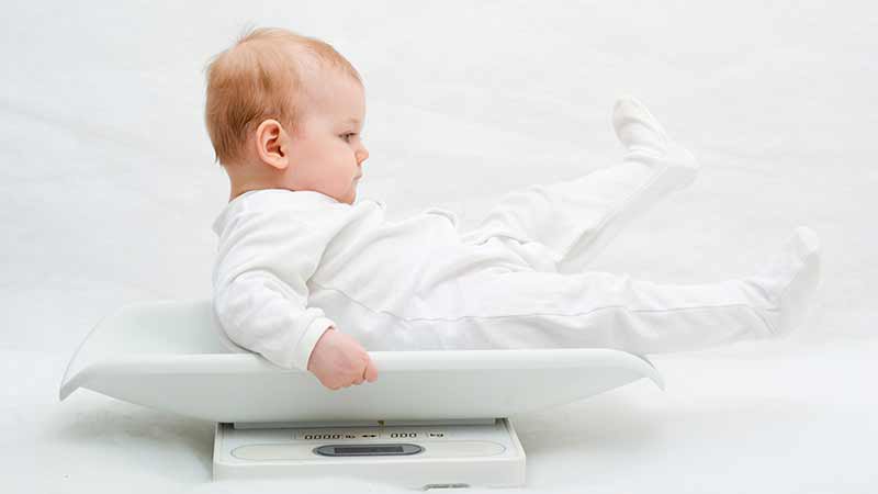 Avec Riham: poids de bébé mois par mois.