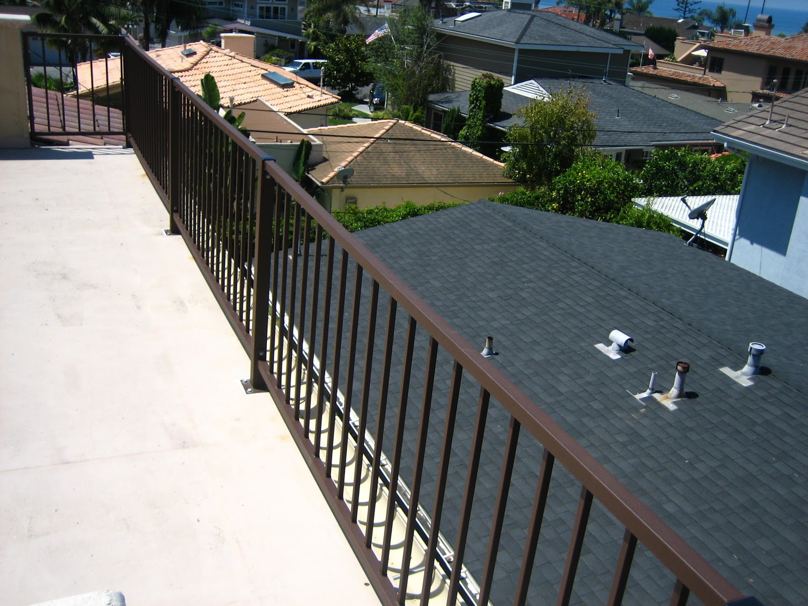 Calfin Fabrication: Custom steel railing for rooftop patio