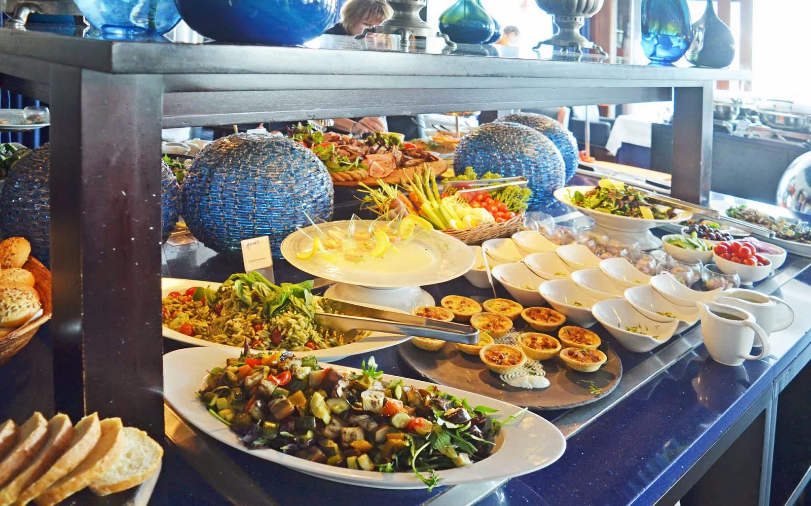 .: Sunday buffet lunch at The Twelve Apostles