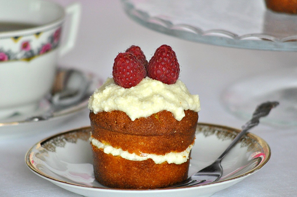 Food Addict: Mini Lemon sponge cake