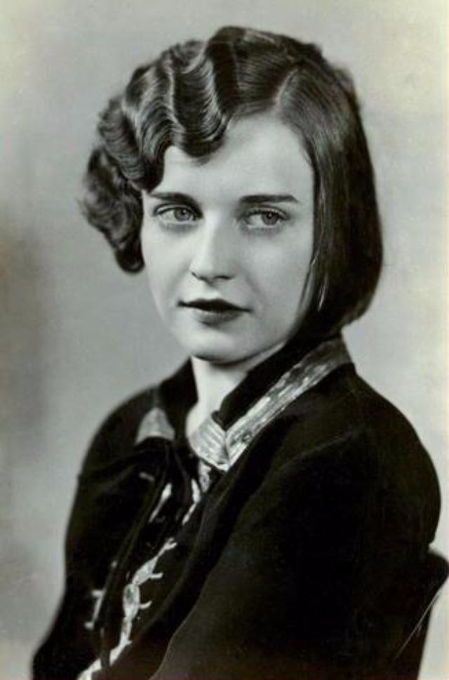 Vintage Pictures Show a Step-by-Step Tutorial on How to Make the Marcel ...