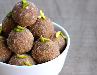 4 INGREDIENT NUTRITIOUS SNACK BALLS
