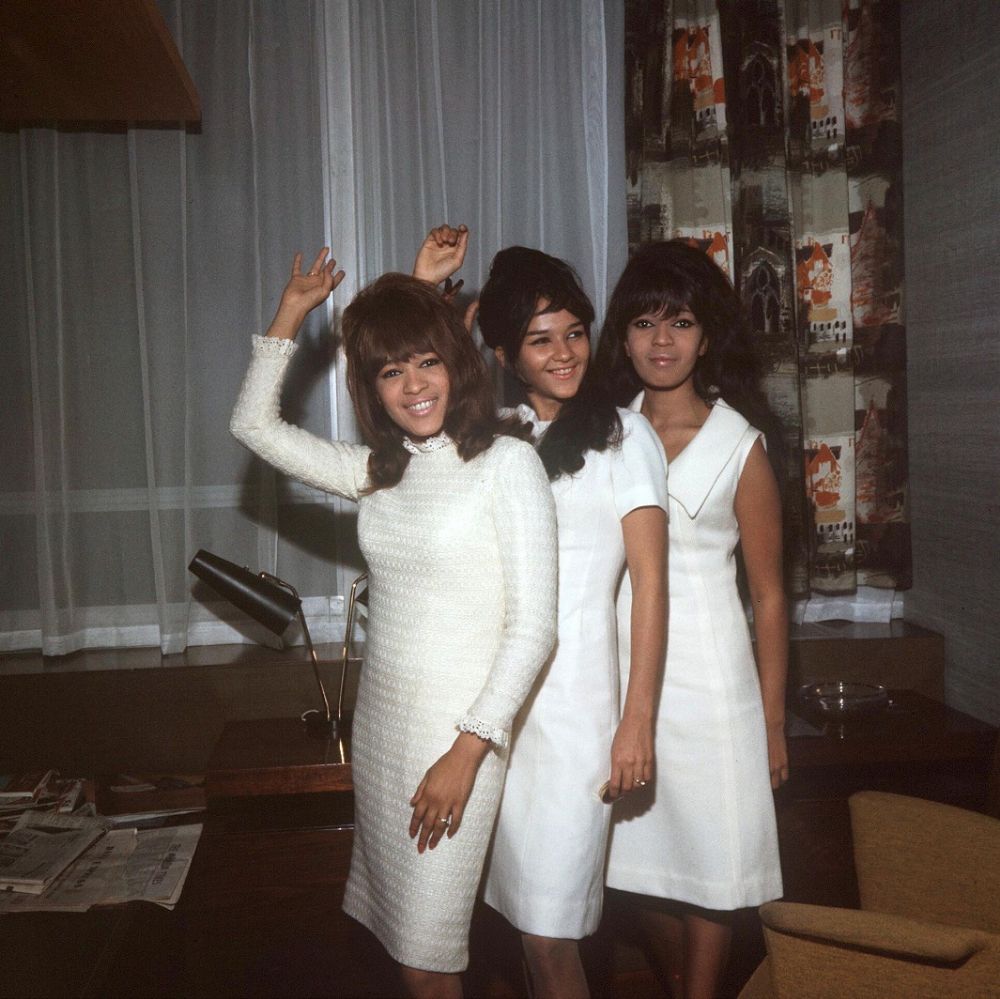 30 Fascinating Vintage Photographs of The Ronettes in the 1960s ...