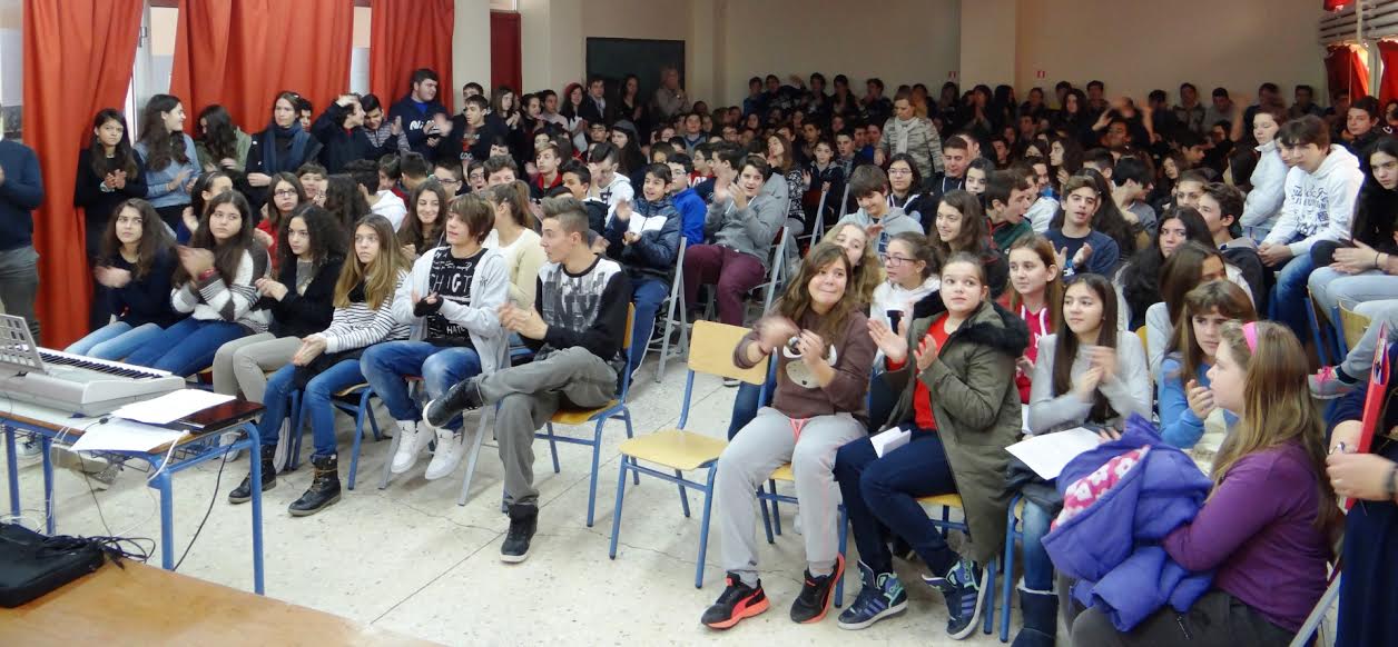 Παράδοση τροφίμων στο Κοινωνικό Παντοπωλείο από τους μαθητές του 2ου ...