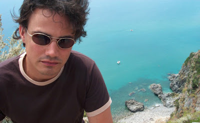 De camiseta preta: Ethan de Queer as Folk