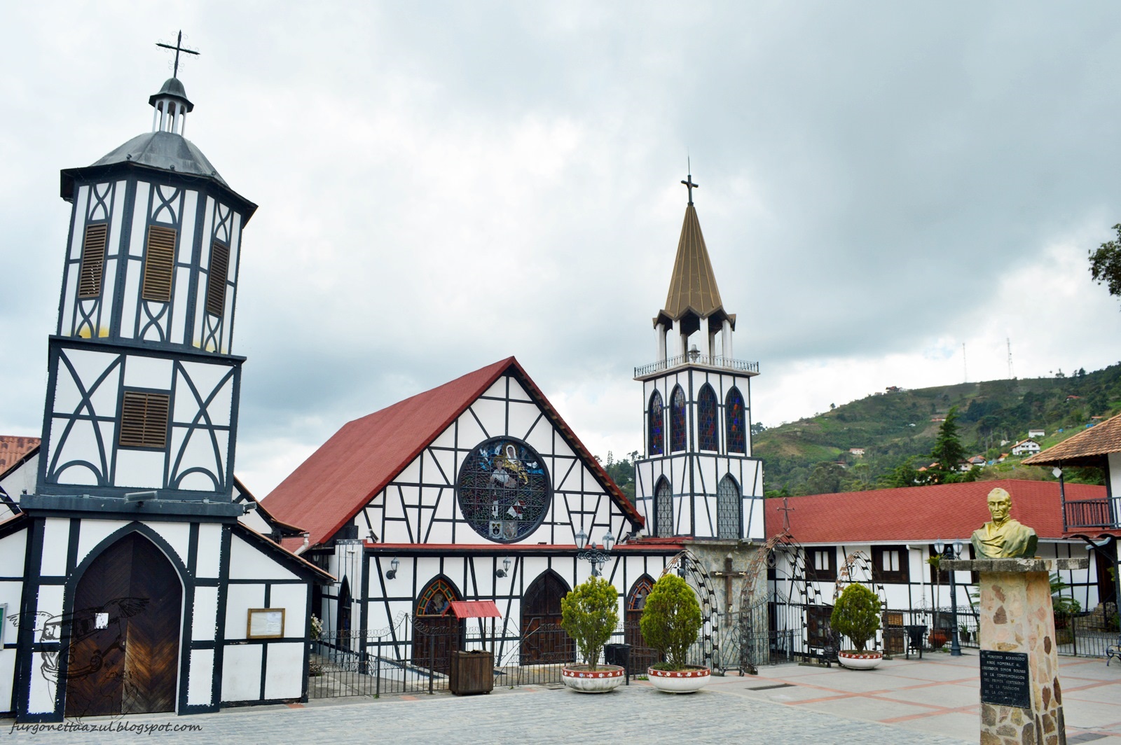 FURGONETA AZUL: COLONIA TOVAR.