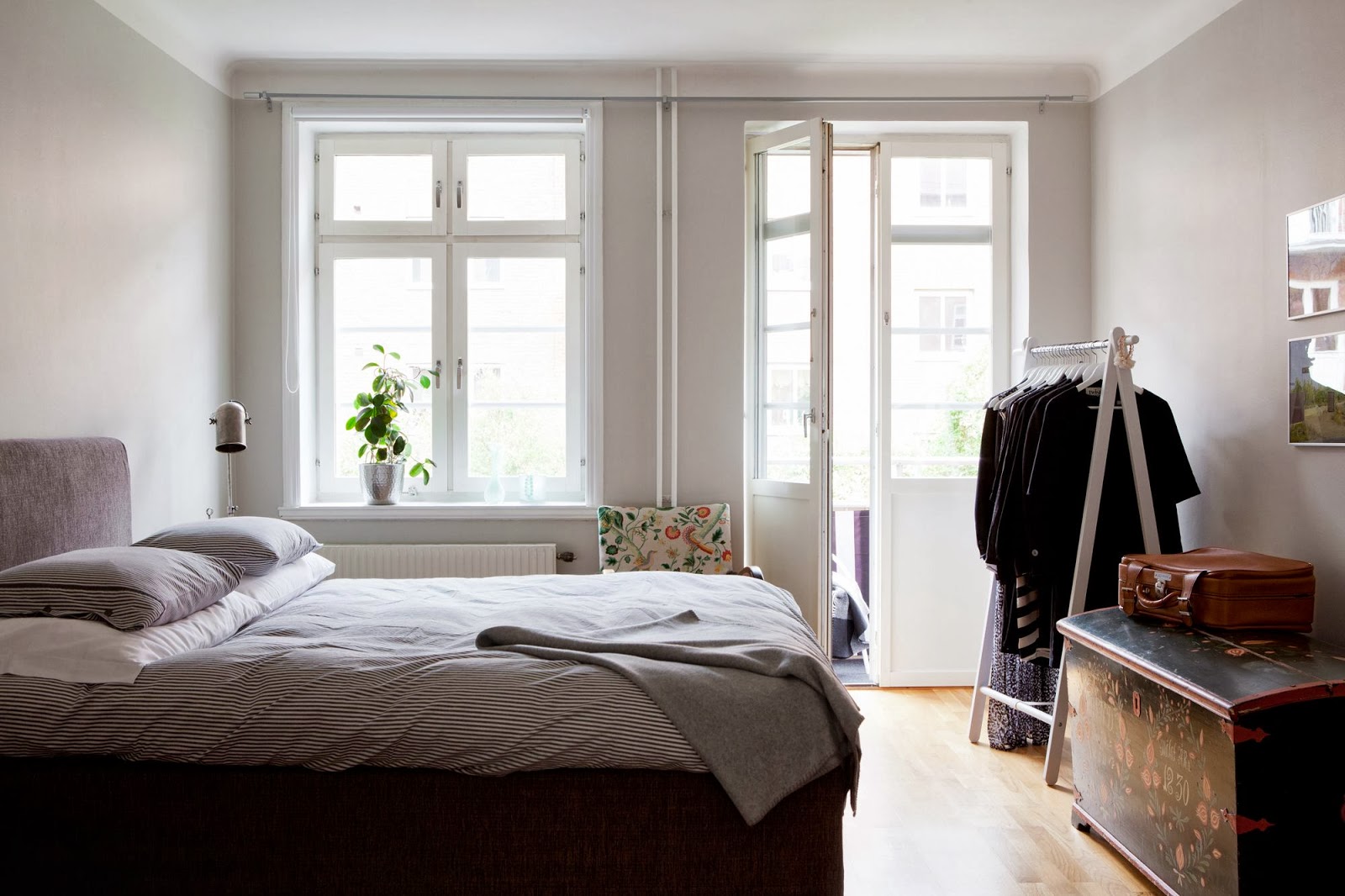découvrir l'endroit du décor : GRIS, BLANC, TOUT SIMPLEMENT