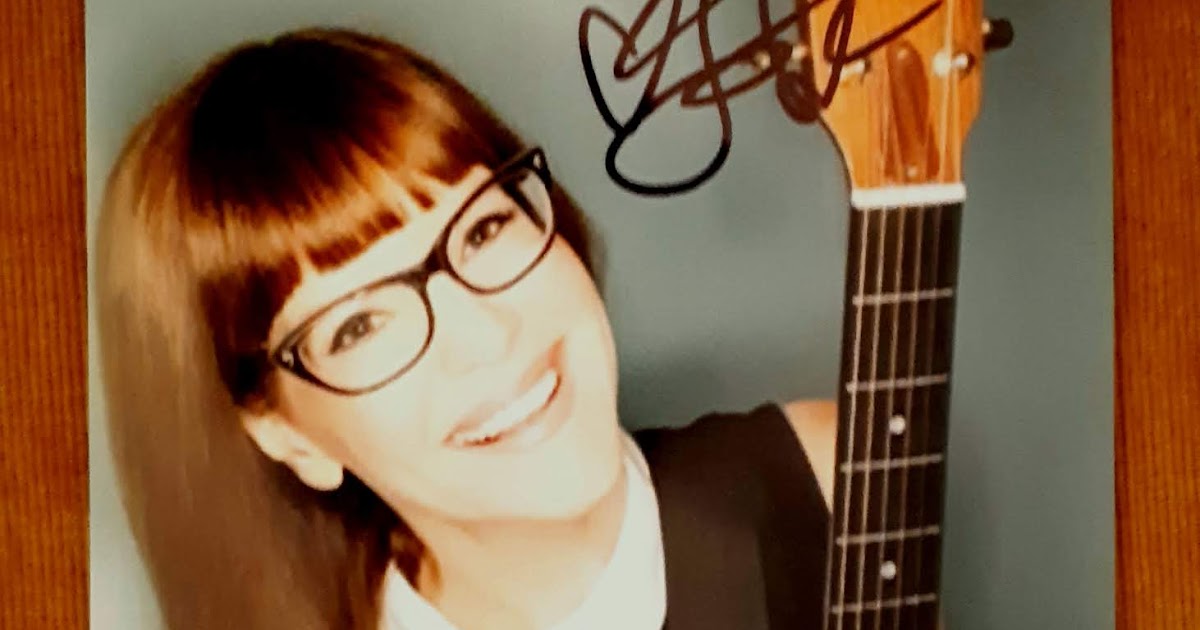 Autograph VIP: Lisa Loeb, an American singer-songwriter, producer ...