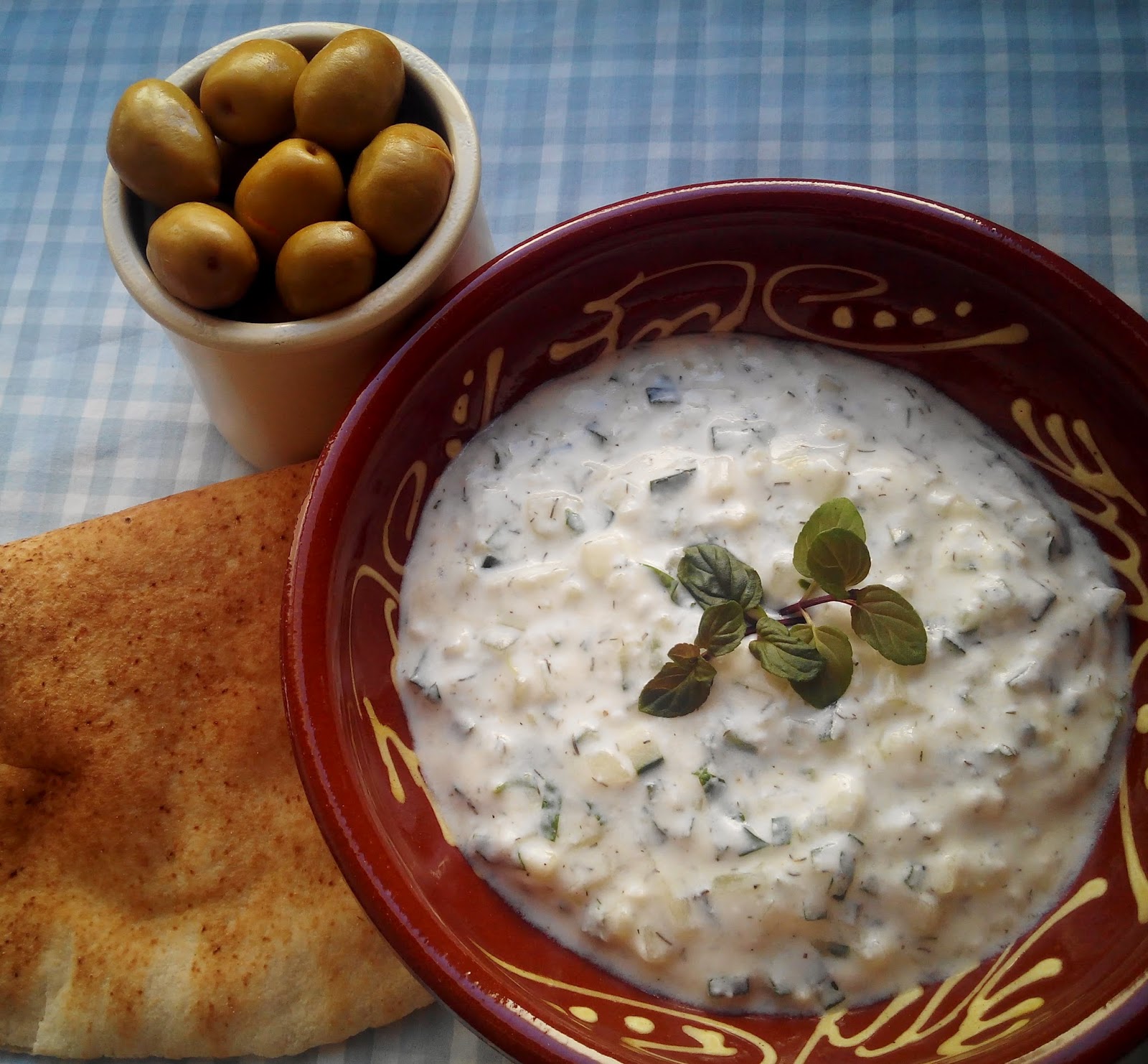 Cardamomoycilantro: CACIK (salsa turca de yogur y pepino)