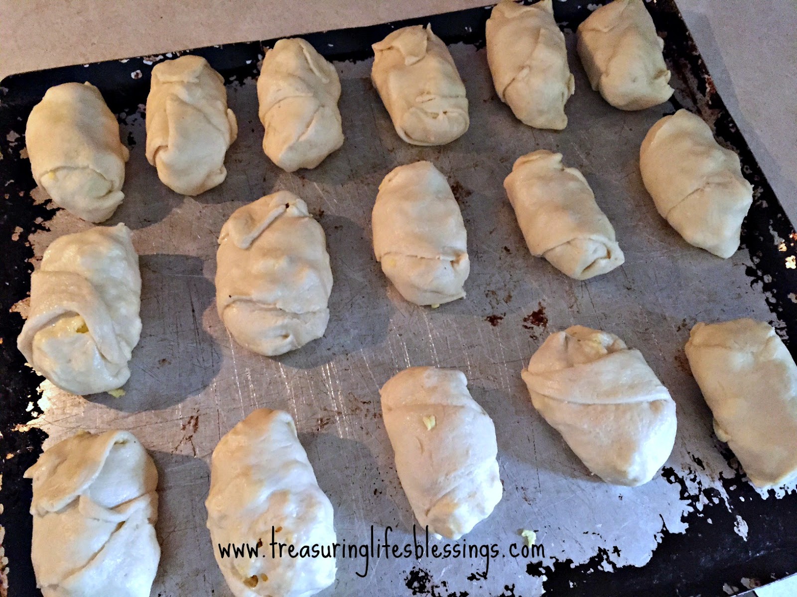 Stuffed Crescent Roll Breakfast Pockets - Treasuring Life's Blessings