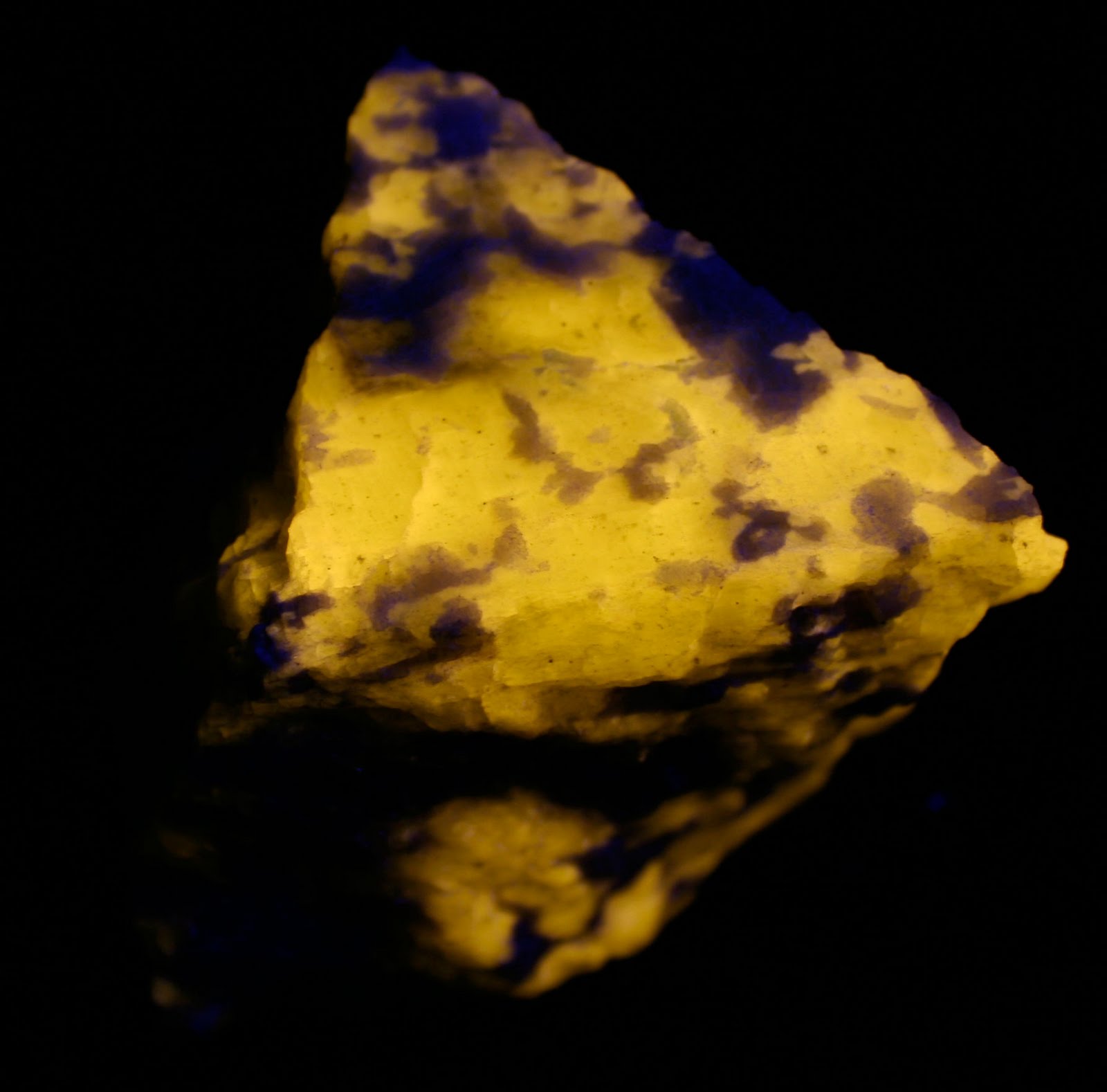 Poppular Photography: Fluorescent Wernerite (Scapolite)