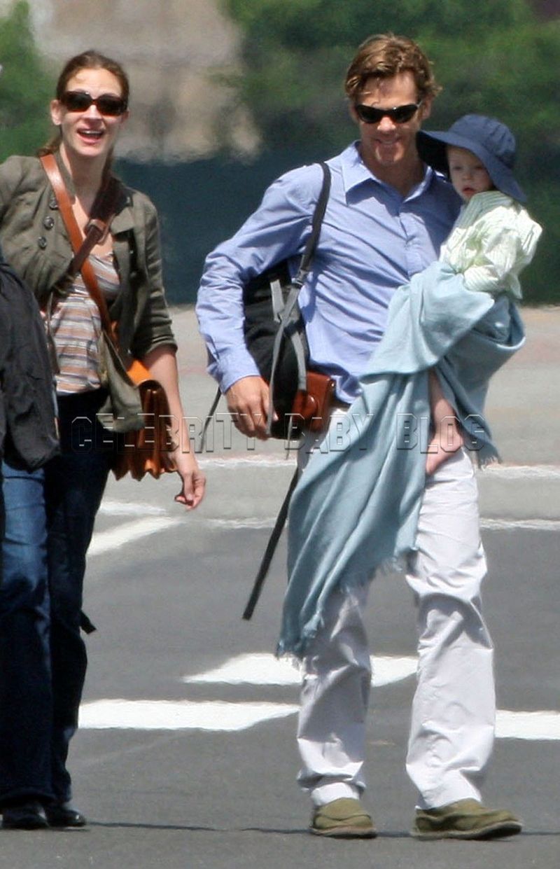 Super Hollywood: Julia Roberts's Husband And Her Family Pictures And ...