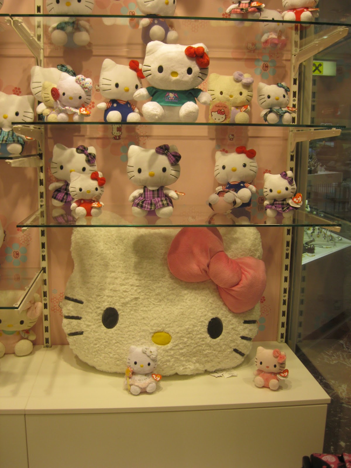 royalpinkgoth- alternative fashion in vienna: Official Hello Kitty Shop ...