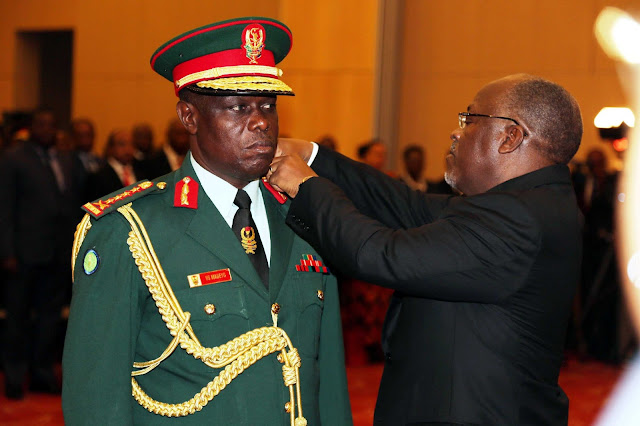 RAIS DKT. MAGUFULI AMUAPISHA MKUU WA MAJESHI YA ULINZI YA TANZANIA (CDF ...