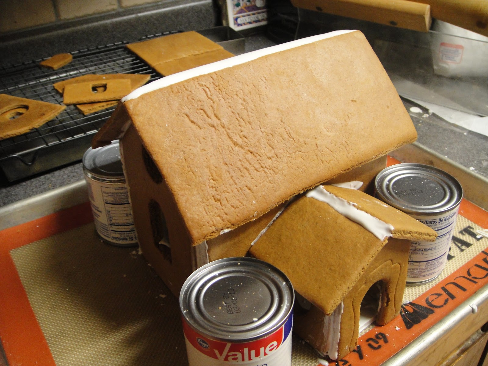 cakesdusoleil: Building a Gingerbread House