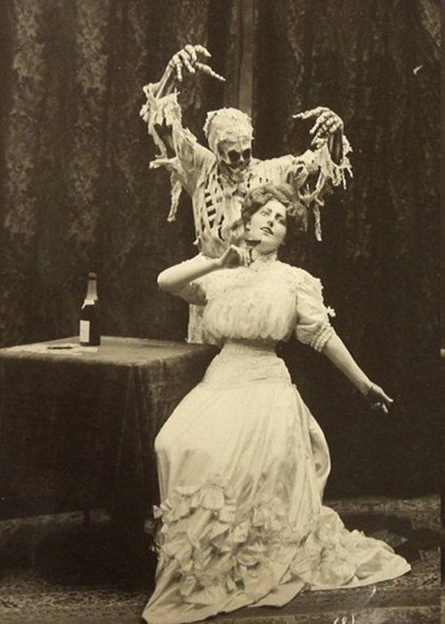 Dancing with Devil: 25 Horror Vintage Pictures of People Posing ...
