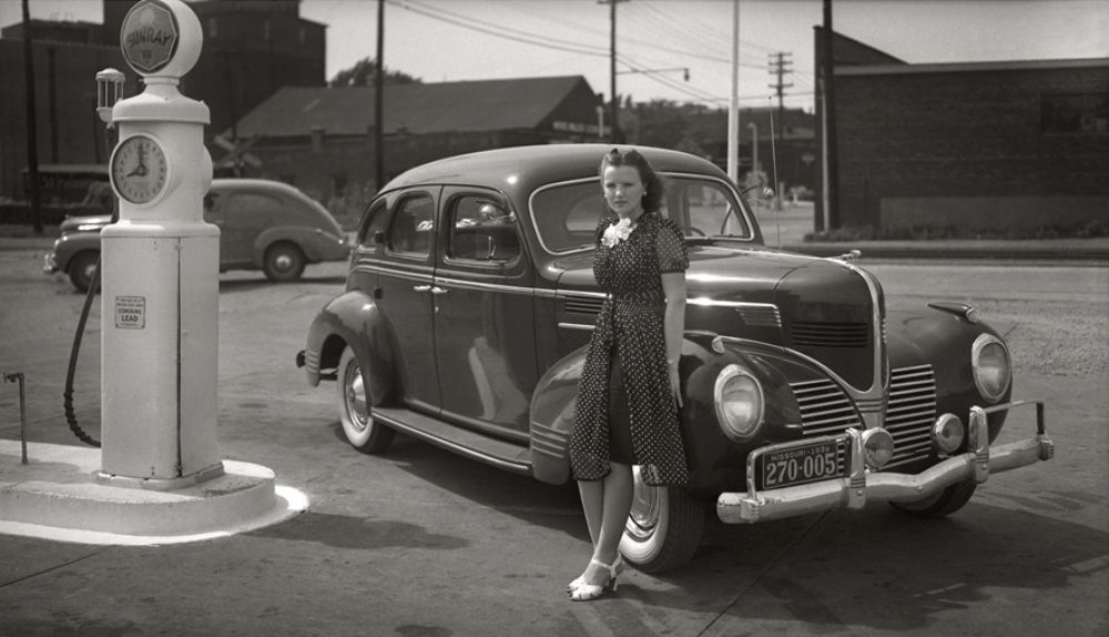 50 Fascinating Vintage Photos of People Posing With Their Family Cars ...