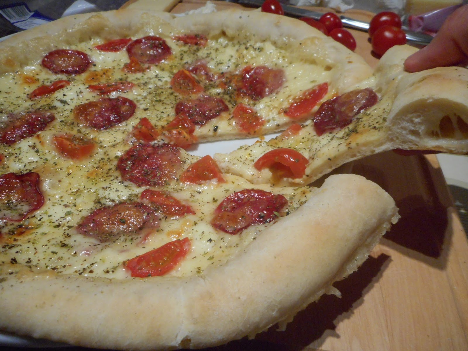 Tasub ise teha: Pitsa suitsuvorsti, kirsstomatite ja mozzarellaga