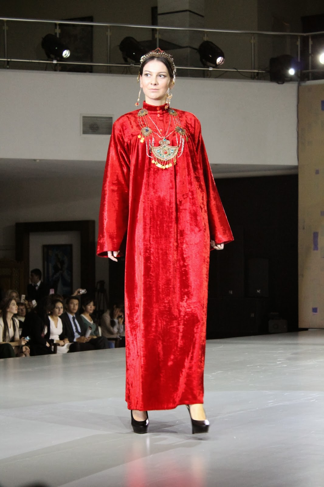 Style.UZ National Dress Festival. Uzbek khan Atlas and Adras