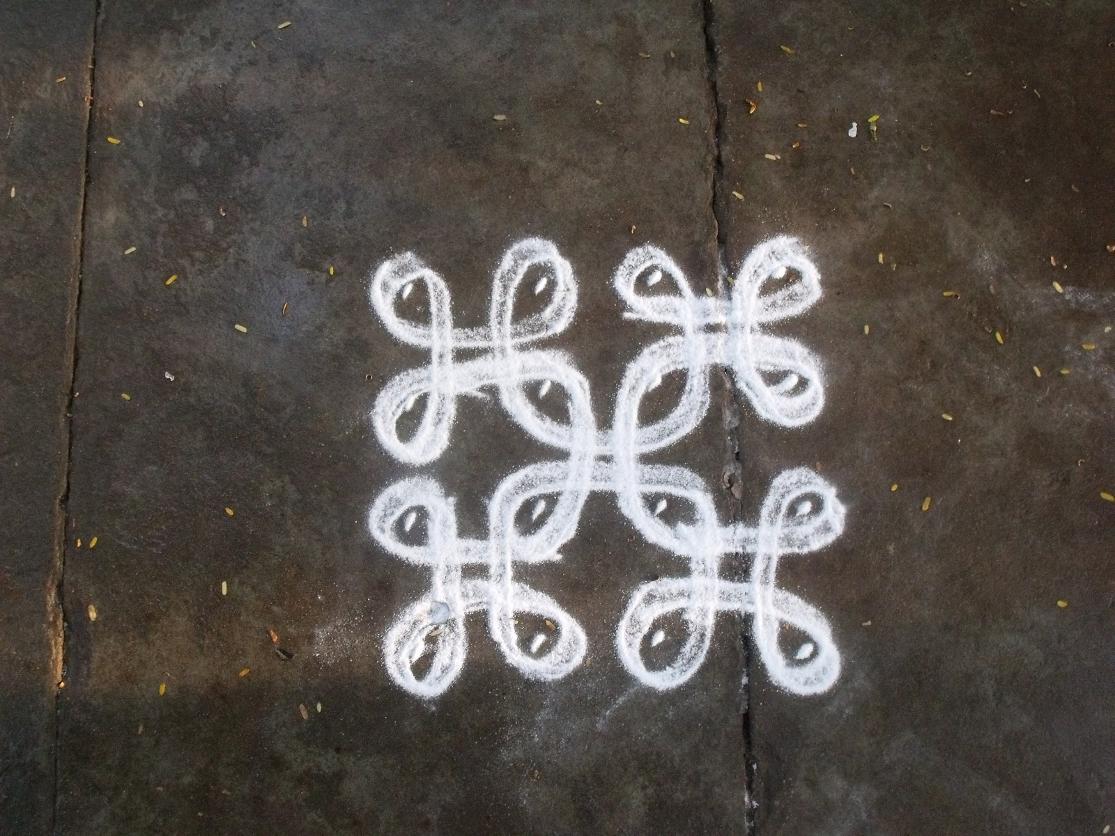 Rangoli designs/Kolam: 4-4 pulli kolam
