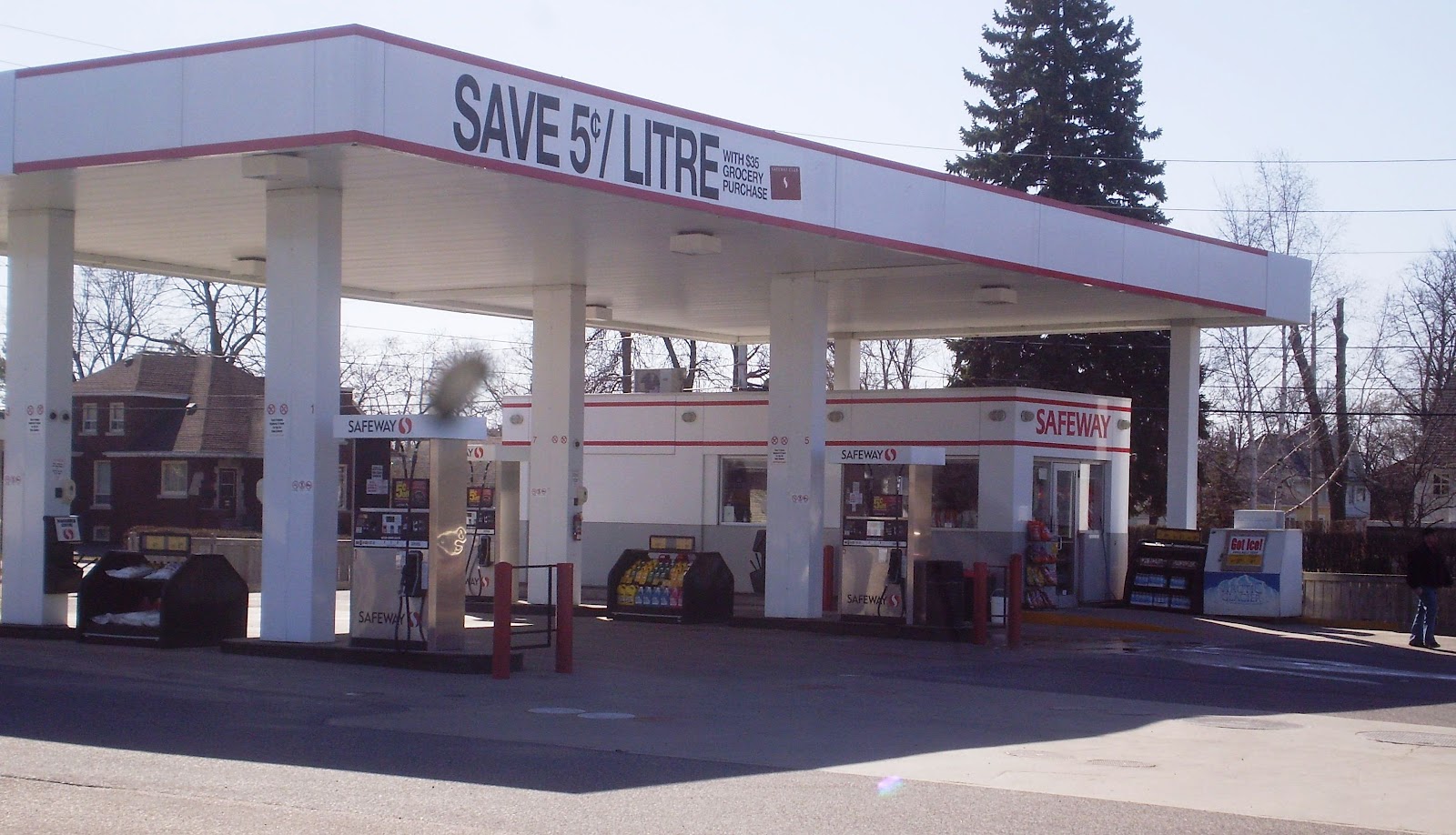 CJRL News: OPP in Fort Frances Searching for Safeway Gas Bar Robber