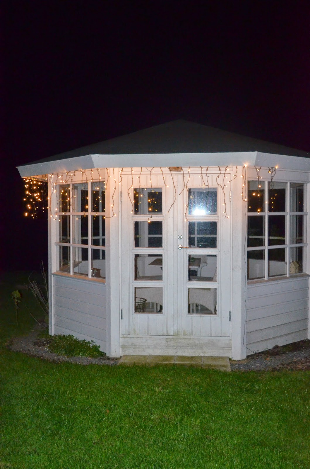 Bonderosen: Lys i te-huset