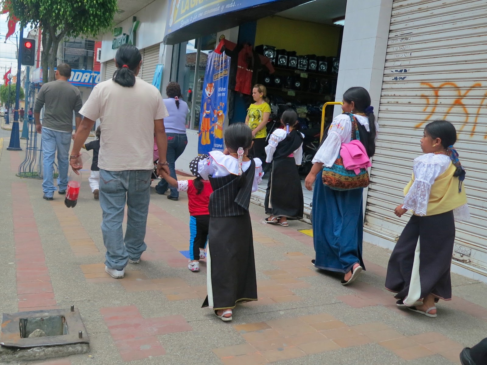 Y Algo Más..: Otavalo - Where Ruminawi Meets Bolivar