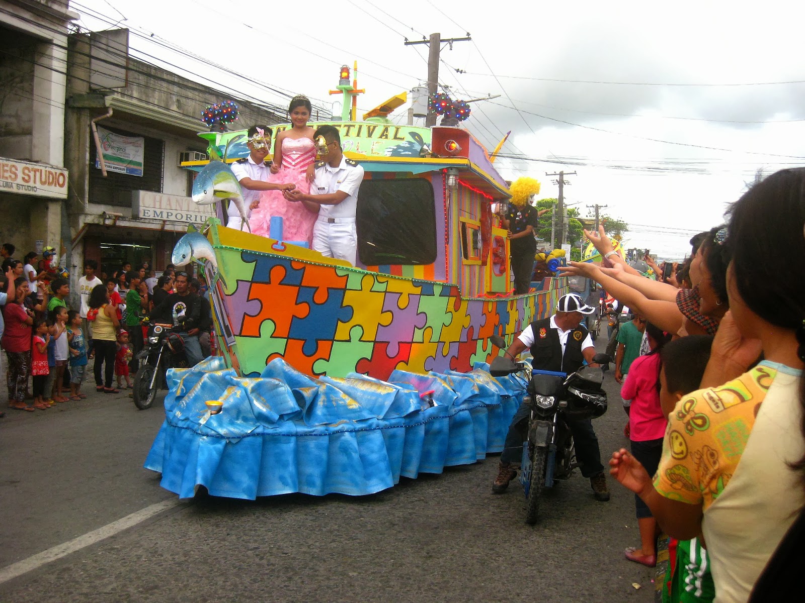 The Walking Tripod: Festival Photos: General Santos Tuna Float Parade 2013
