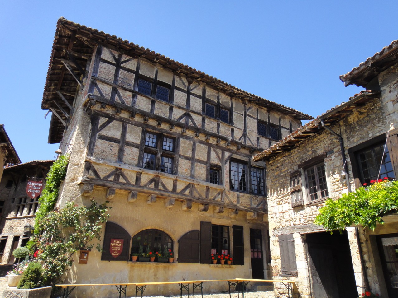 Pérouges : petite cité médiévale / Medieval town
