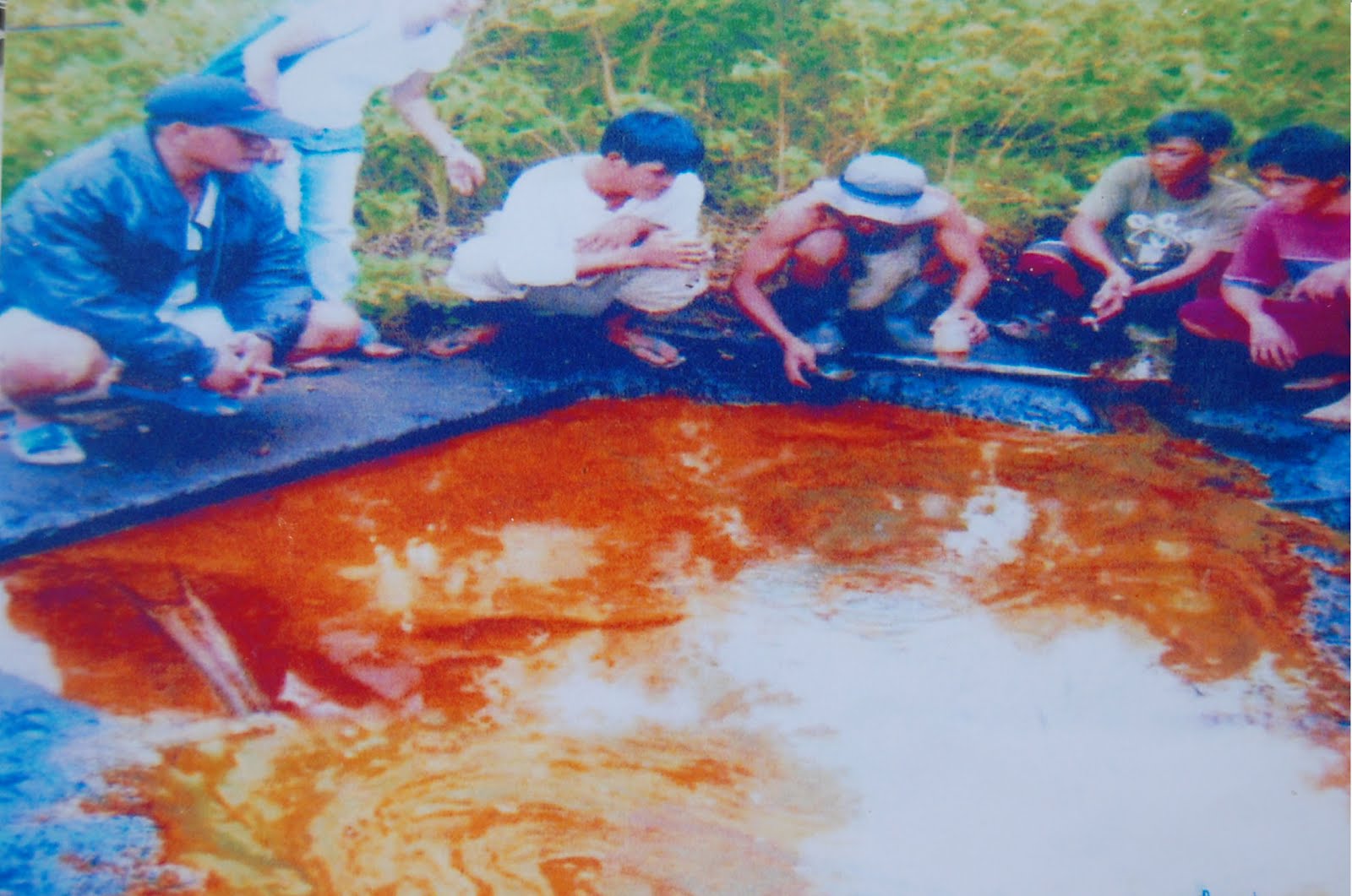Mina ng Langis , Umaapaw sa Ilog