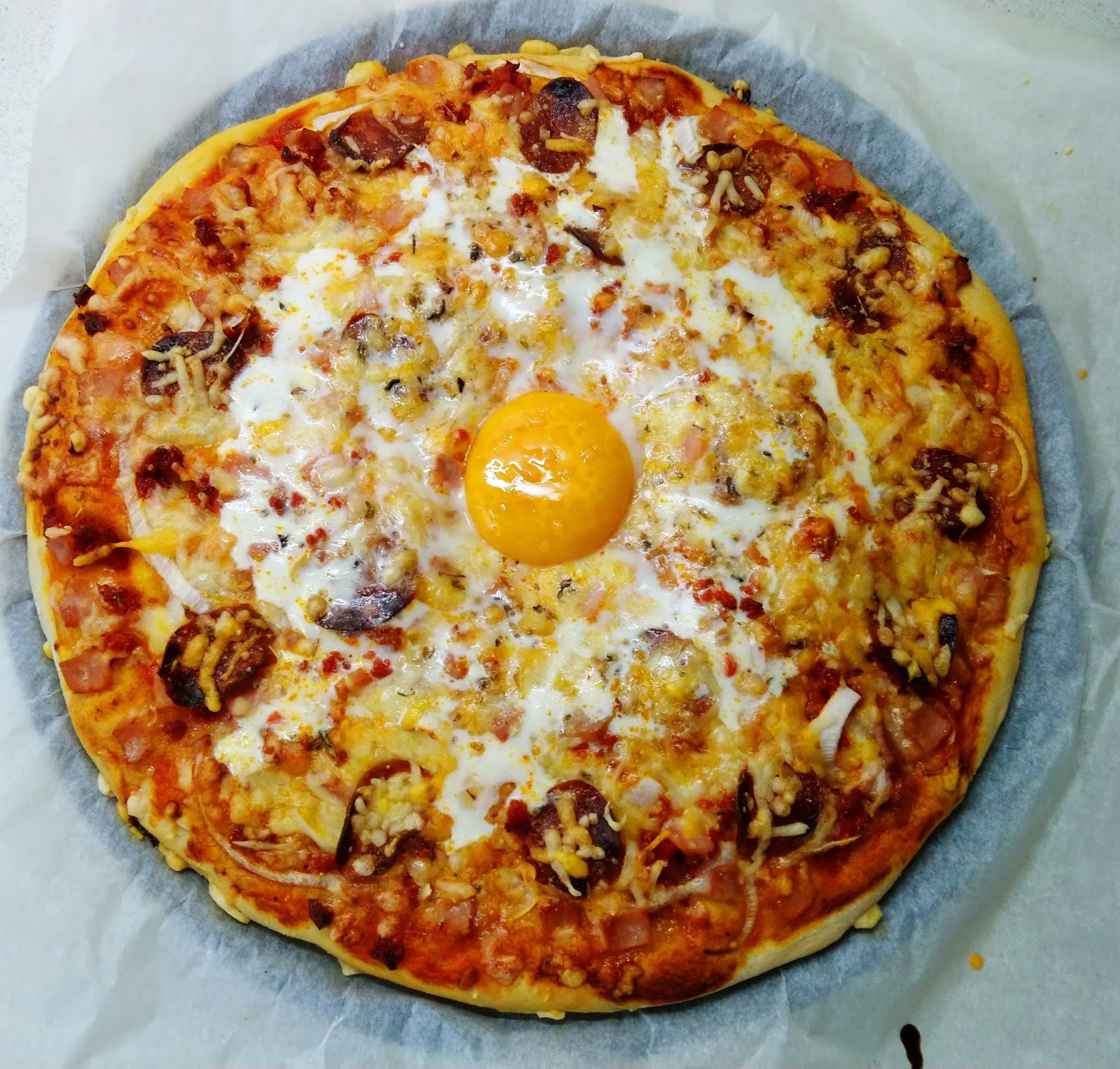 PIZZA ATÓMICA (Con chorizo y huevo)