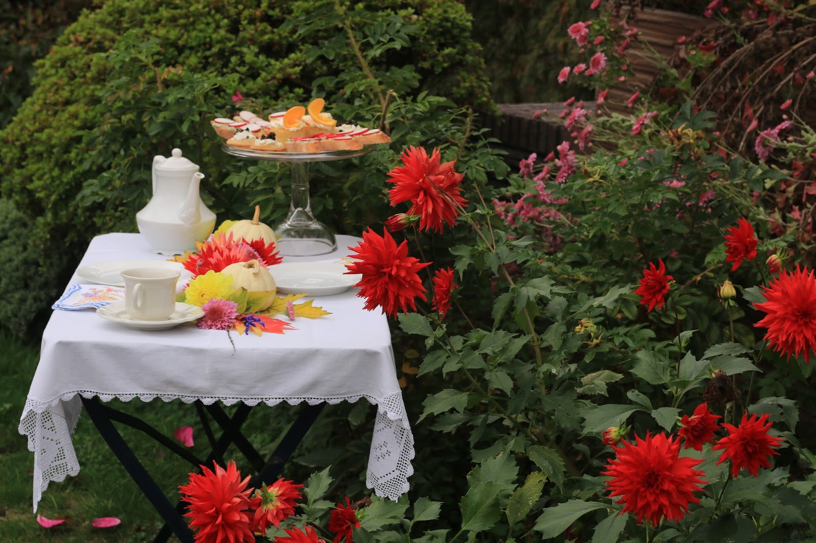 Delights of the Heart: Tea Time in the Garden