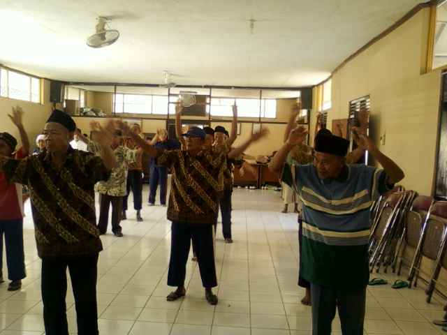 TRI SUSILOWATI: PENGABDIAN MASYARAKAT SENAM REMATIK