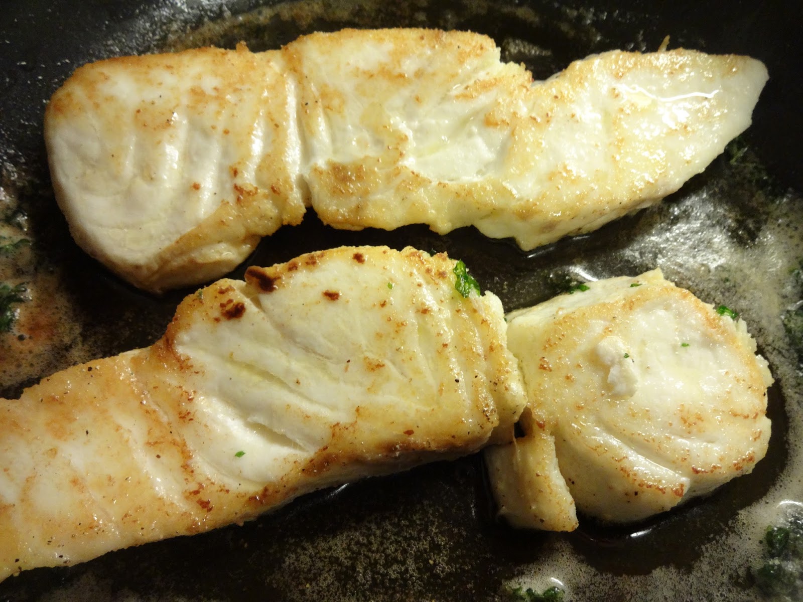 Edels Mat : Stekt kveite med mandelpoteter, baconsurret asparges og ...