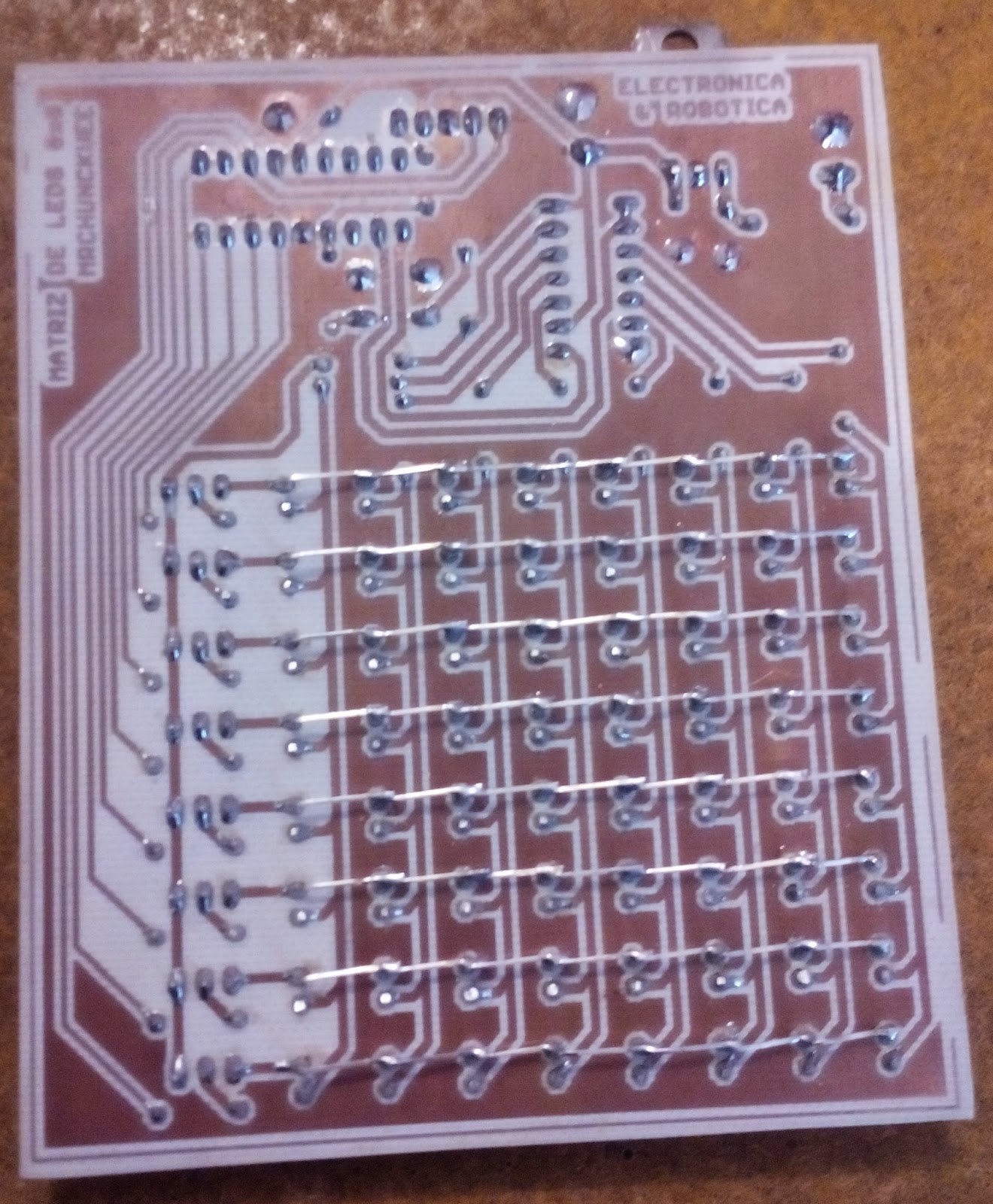 Matriz de LEDs 8x8 usando el PIC16F627 y registro de corrimiento 74LS164