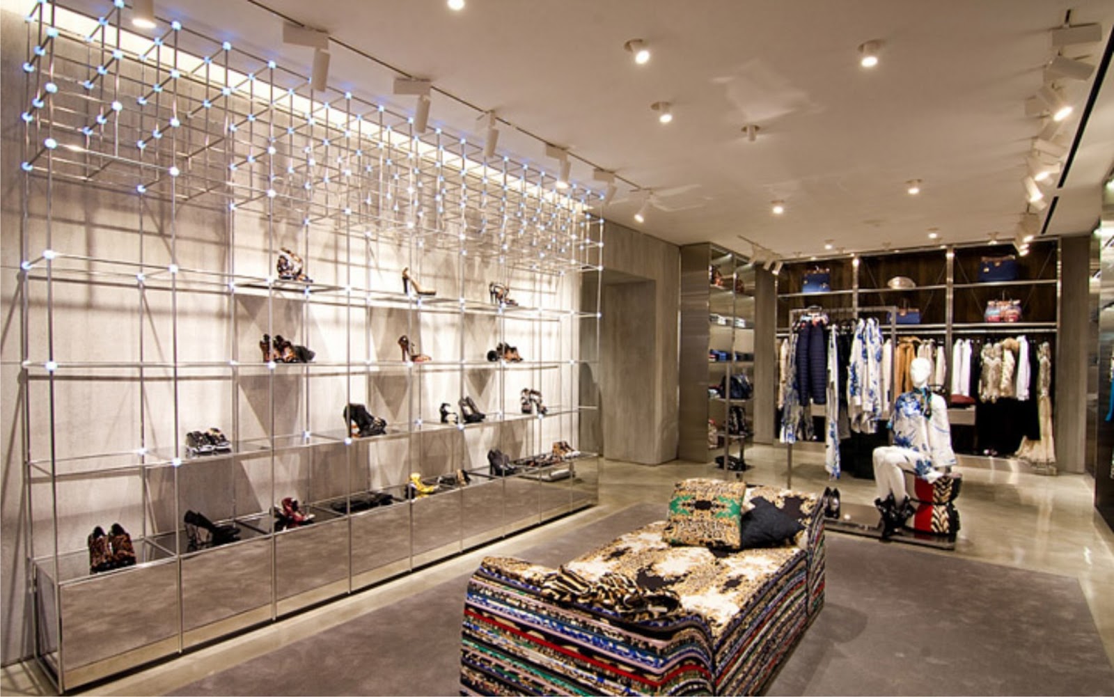 Espacio para Experimentar e Innovar JUST CAVALLI Flagship Store en ...