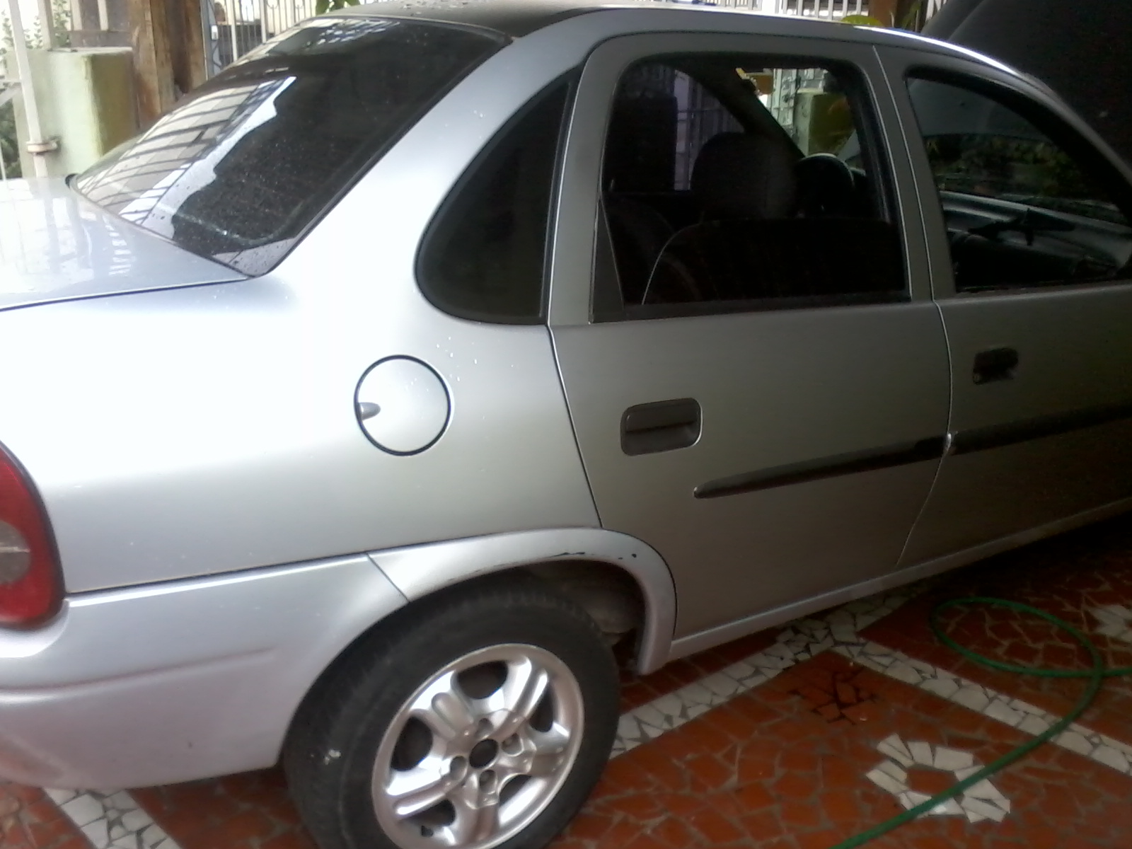 VENOM ENVELOPAMENTOS: Corsa prata envelopado com cinza fosco