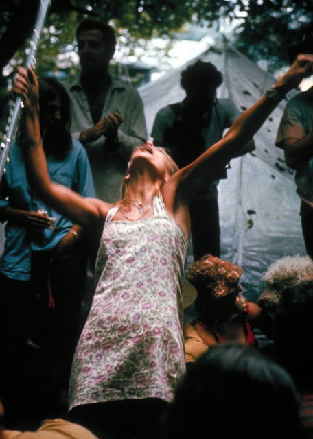 60 Amazing Photographs Showing Life, Love, and Community at the Woodstock Festival, August 1969 ...