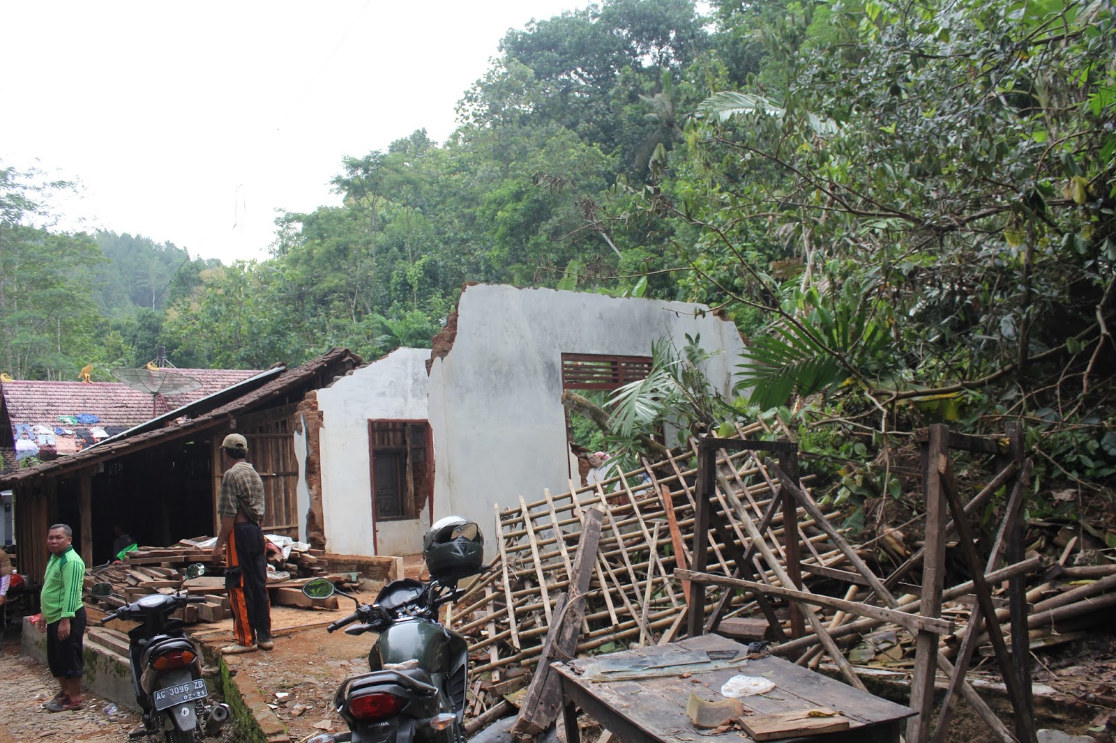 MAPALA DEWANTARA: BAKTI SOSIAL (BANTUAN BENCANA ALAM TANAH LONGSOR DESA ... MAPALA DEWANTARA: BAKTI SOSIAL (BANTUAN BENCANA ALAM TANAH LONGSOR DESA ...