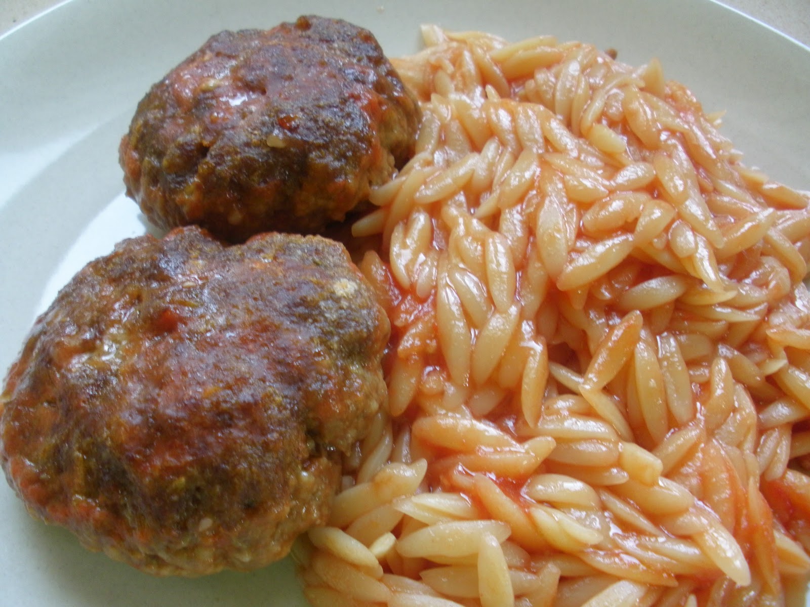 Come to cook: Μπιφτεκια με κριθαρακι στο φουρνο